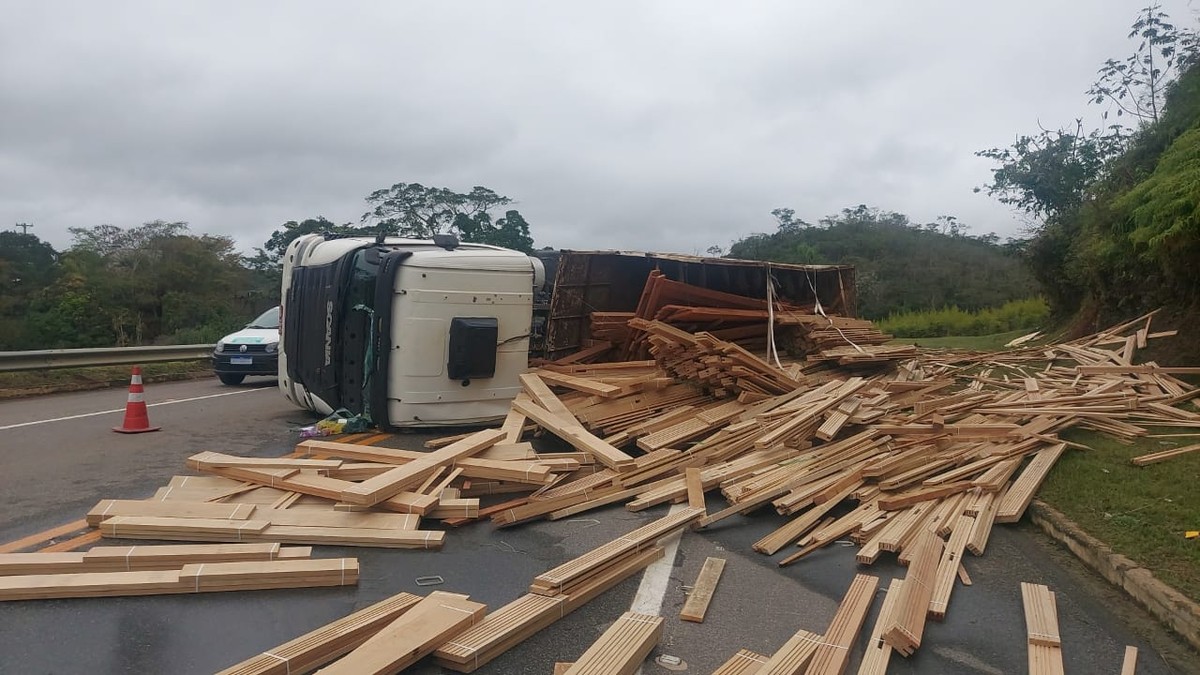 Carreta tomba e deixa dois homens feridos na BR-116, em Sapucaia | Sul do Rio e Costa Verde | G1