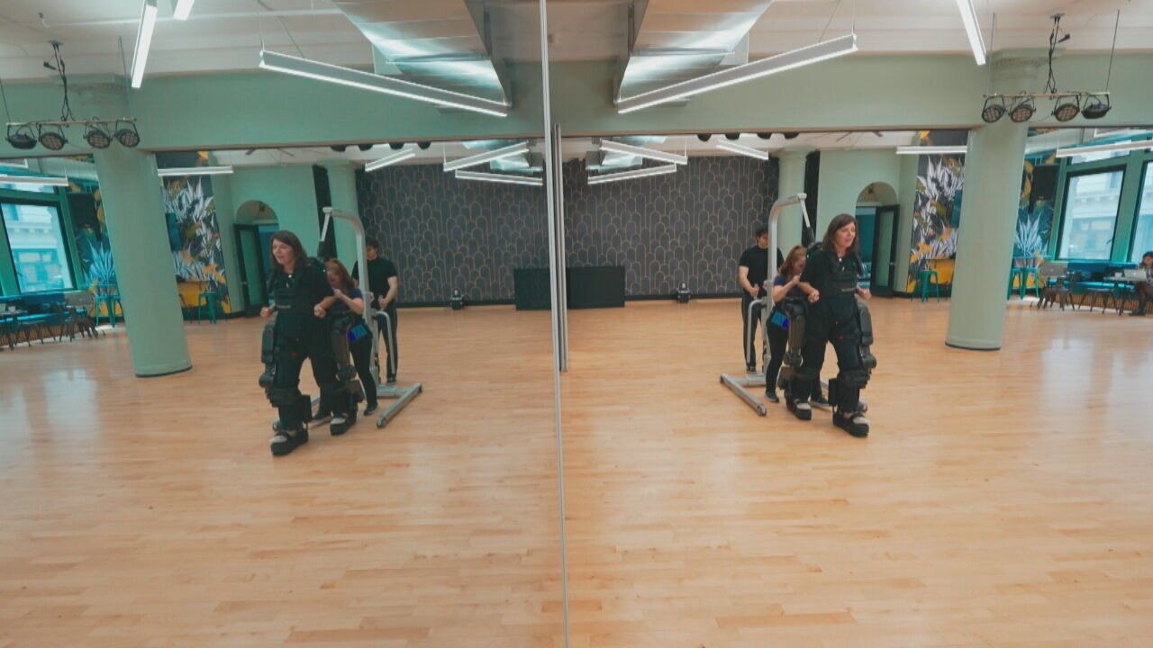 Repórter Flávia Cintra passa por experiência única com exoesqueleto ...