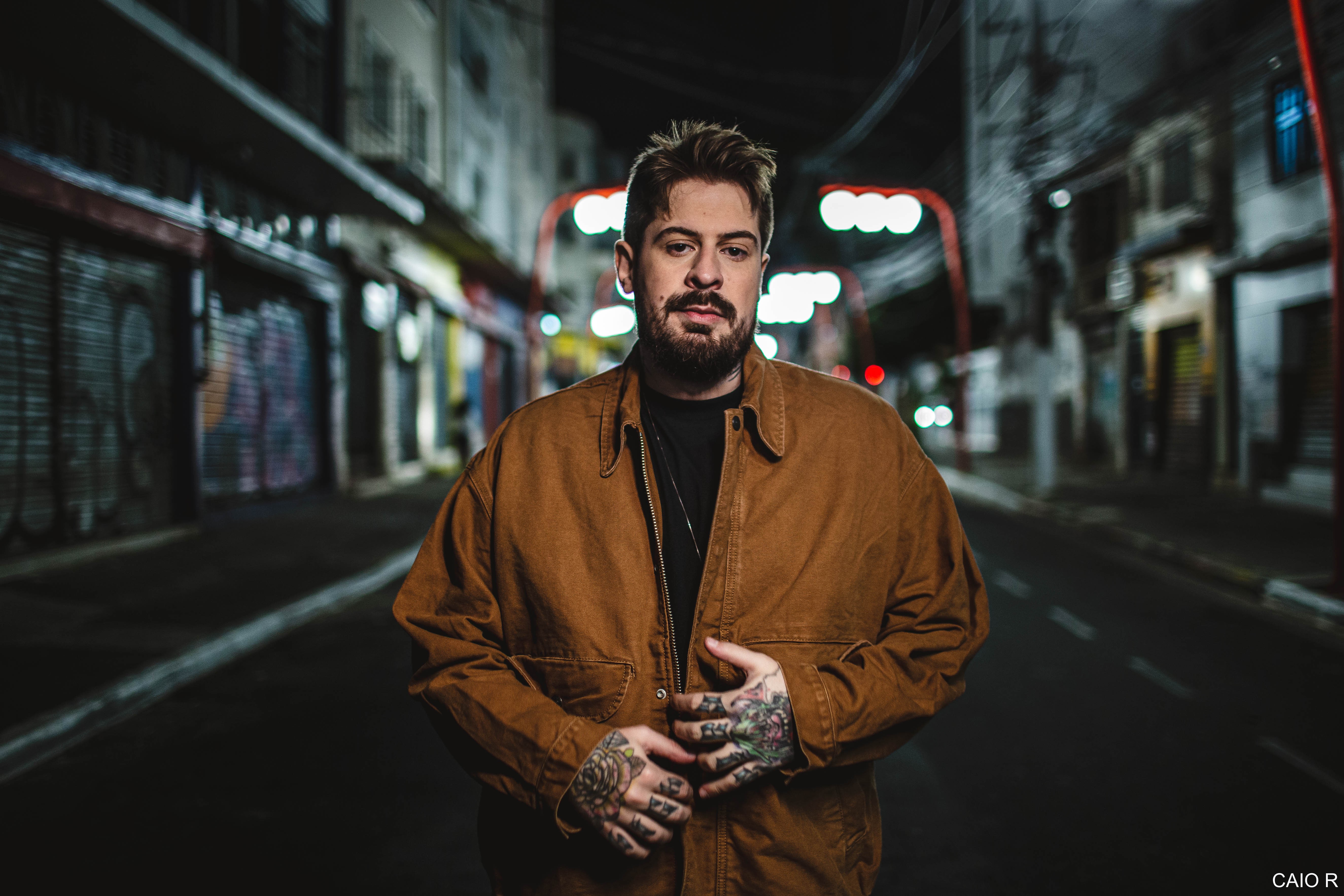 Elliott, ex-vocalista e guitarrista da banda Gloria, se abriga sob o ...