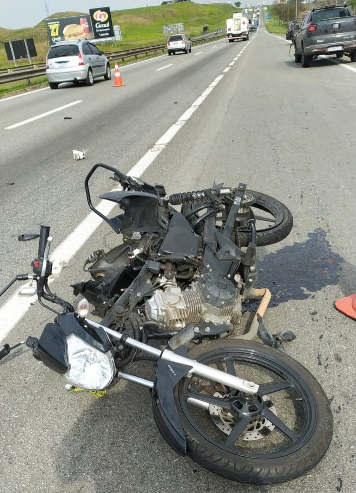 Mulher morre e batedor do Exército fica gravemente ferido em acidente na Via Dutra, em Resende ...