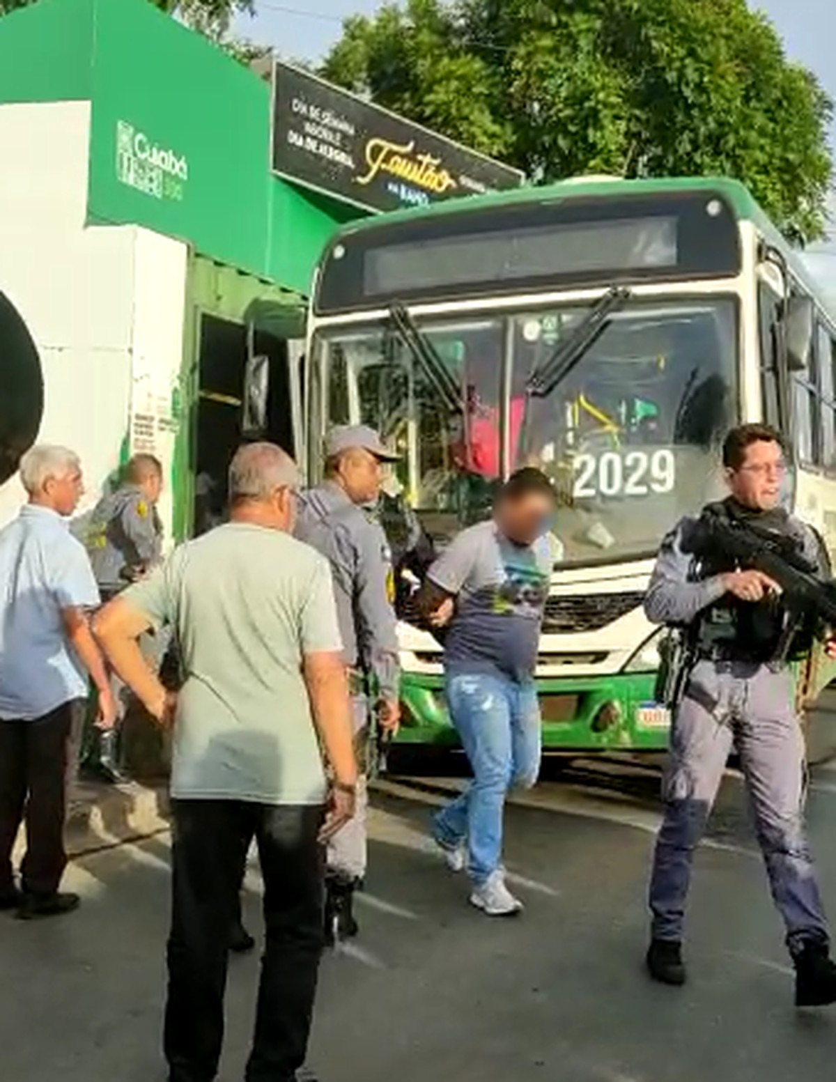 Motoristas de ônibus discutem e um deles é esfaqueado em Cuiabá | Mato Grosso | G1