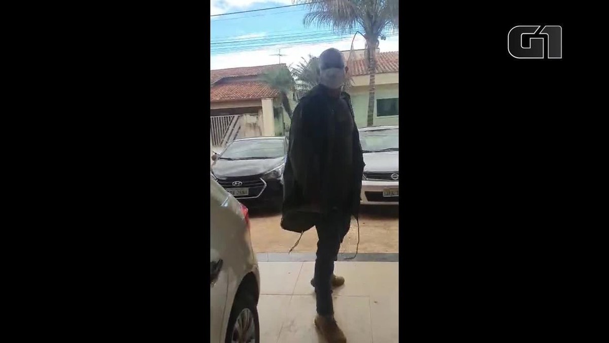 VÍdeo Policial Ameaça Jogar Granada Na Casa De Vizinho Por Conta De