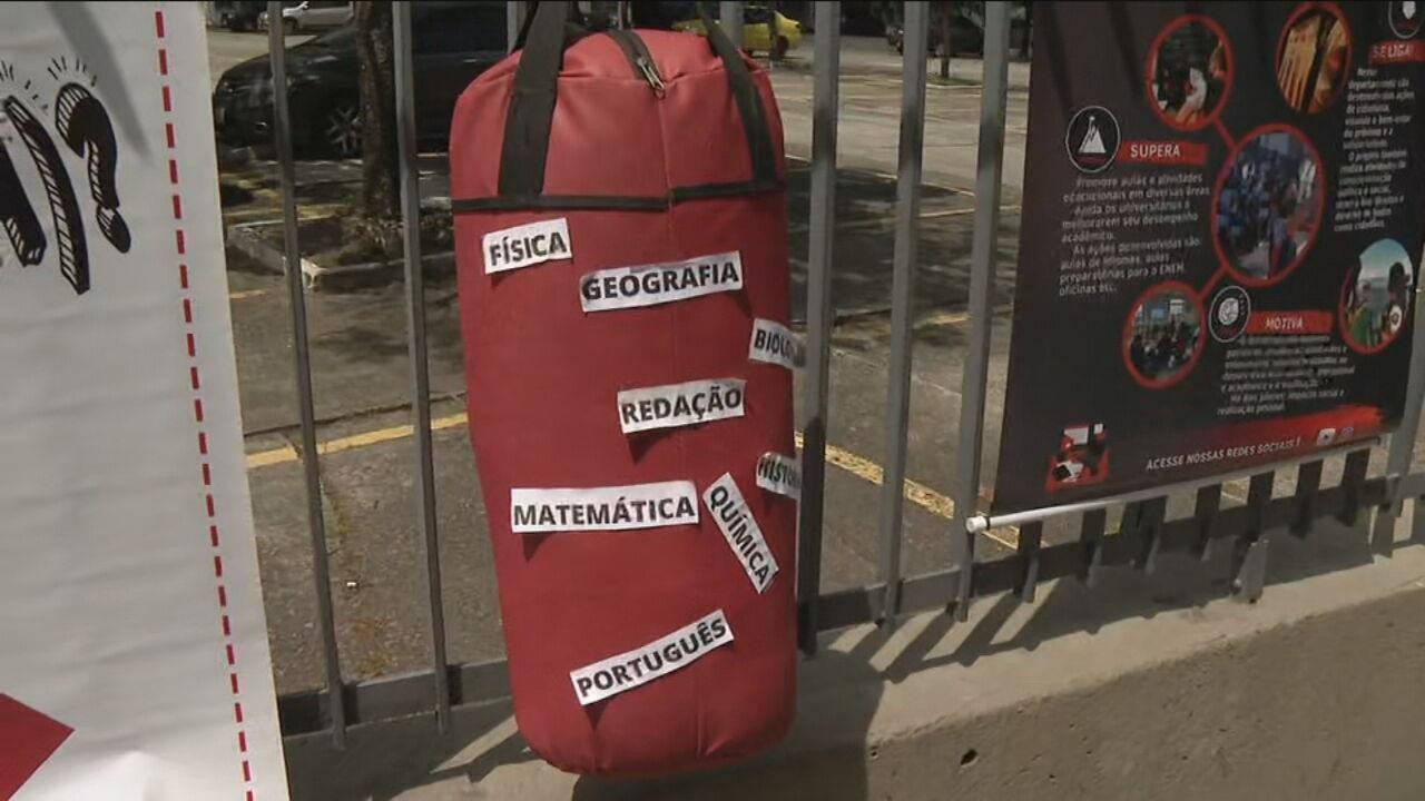 Saco de boxe pendurado na grade da Uerj ajuda a aliviar estresse de ...