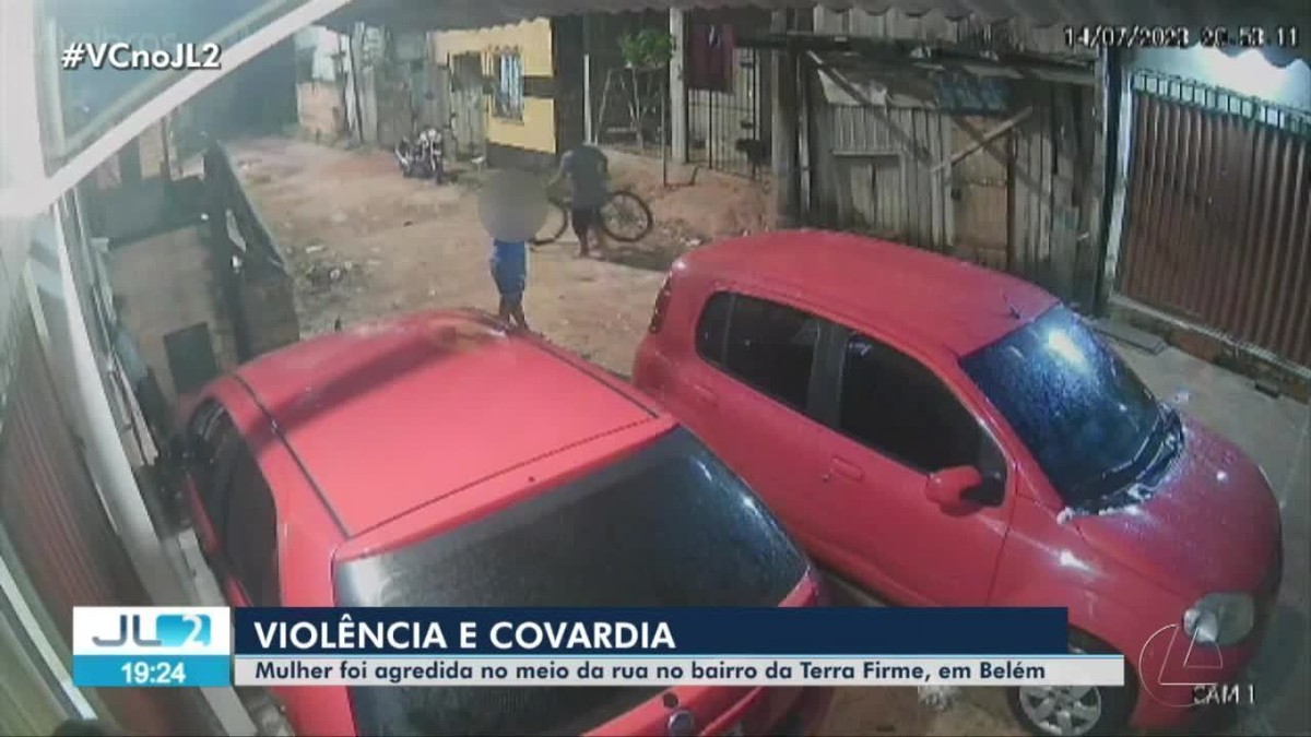 Homem agride e arremessa bicicleta contra mulher no meio da rua em ...