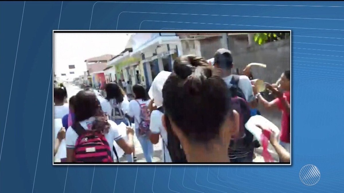Alunos fazem protesto por falta de merenda, ventilador, água e ...