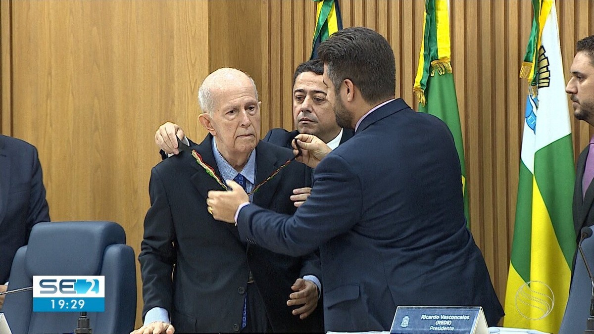 Ex-governador e empresário Albano Franco recebe medalha do Mérito ...