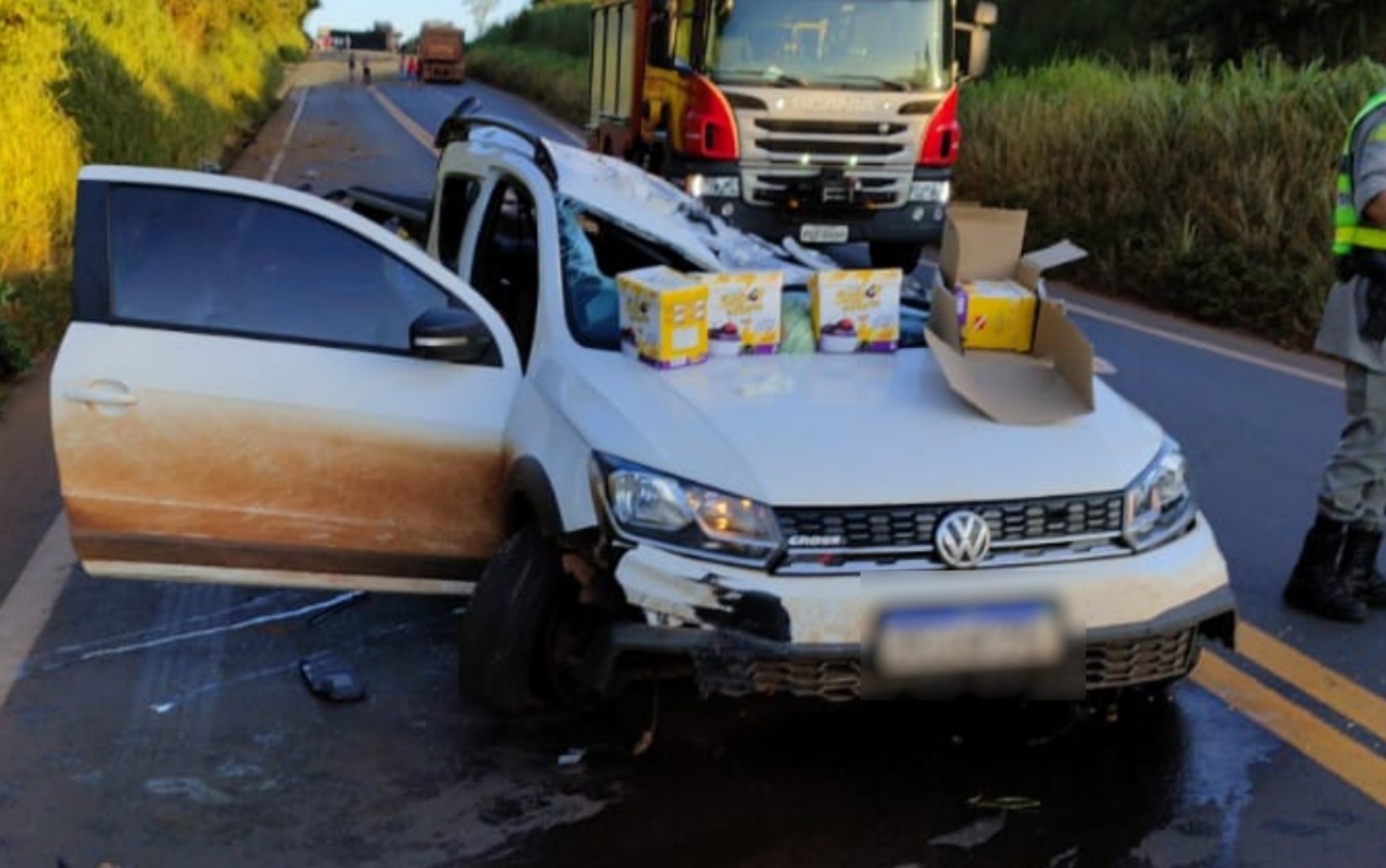 Motorista fica ferida após teto de caminhonete ser totalmente amassado ...