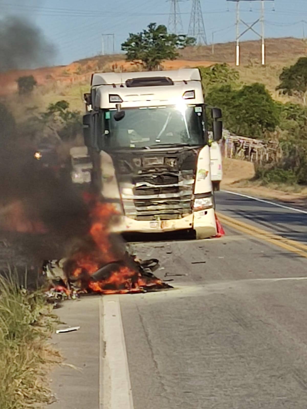 Motociclista bate de frente com carreta e morre carbonizado na BR-259 | G1