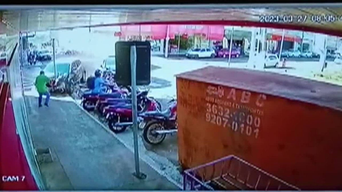 Pedestre escapa por um triz de ser atropelado em acidente com carro que furou sinal vermelho ...