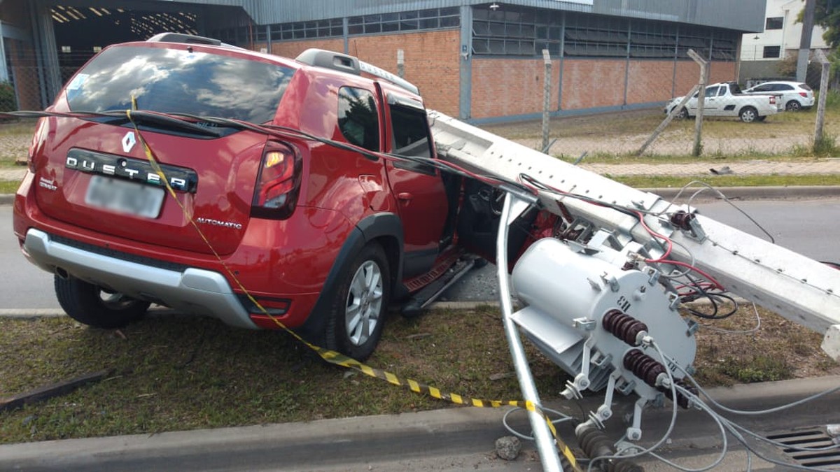 Carro bate contra poste na Linha Verde, em Curitiba