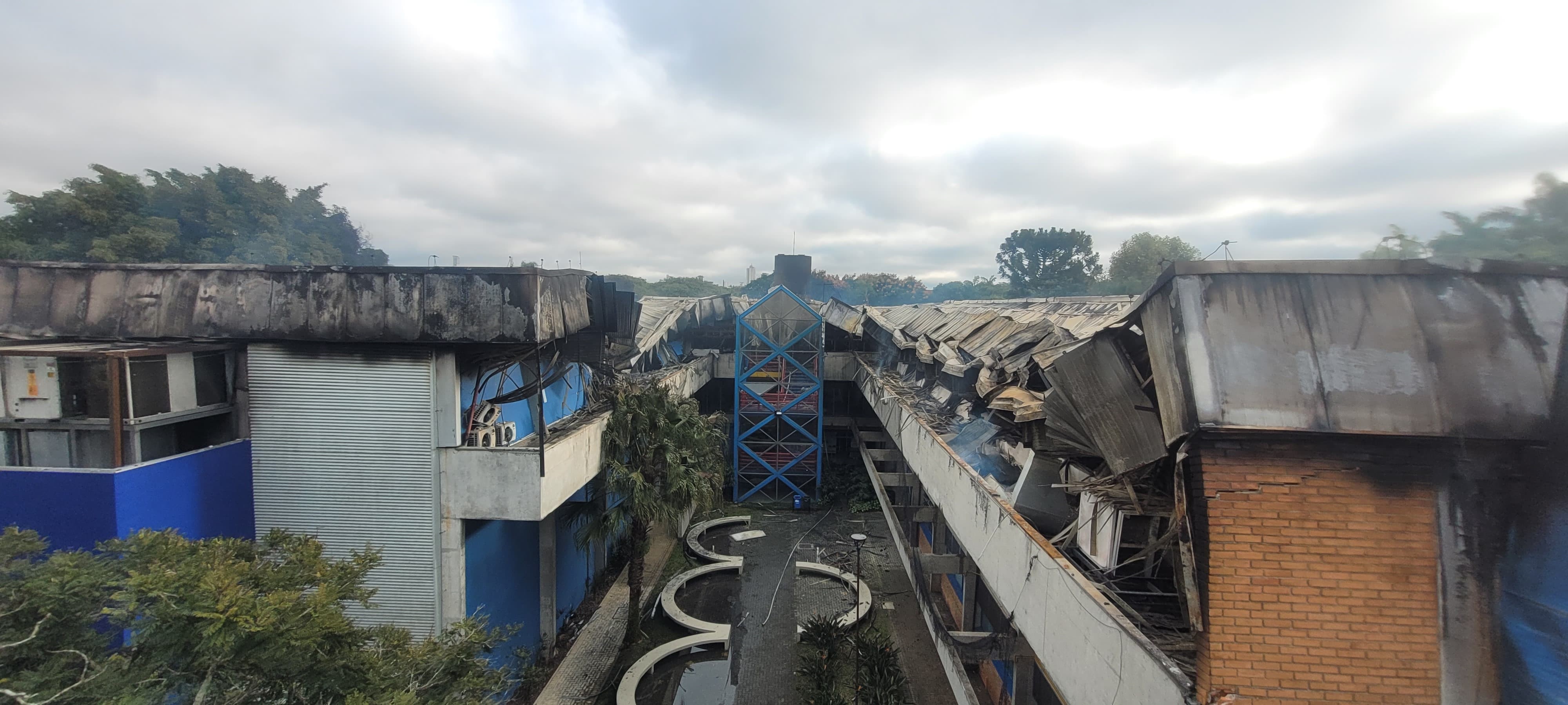 Incêndio de grandes proporções atinge PUC em Curitiba | G1