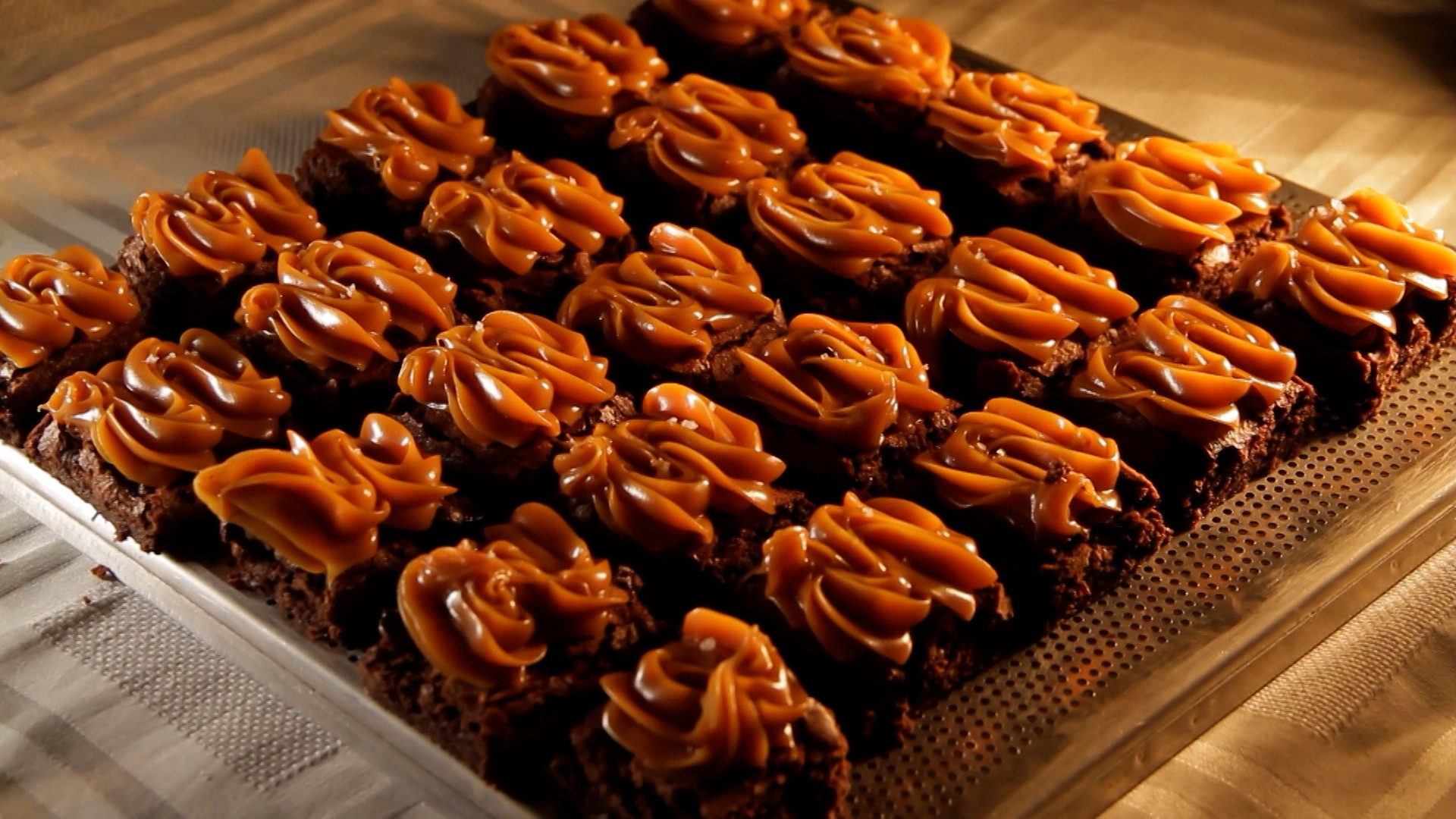 Aprenda como fazer brownie com cobertura de caramelo salgado no Chef ...