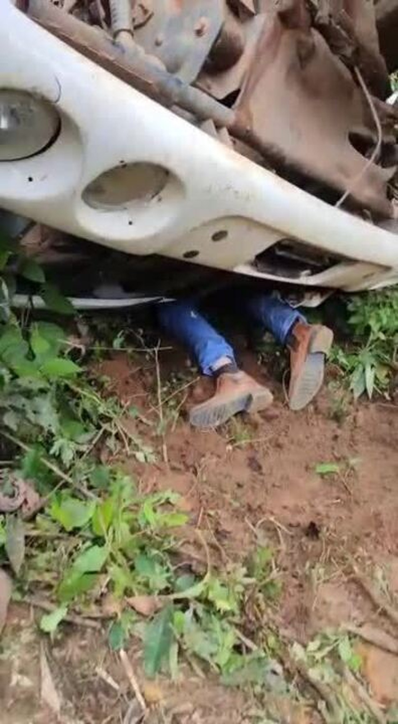 VÍDEO: jovem fica embaixo de caminhão após acidente e é resgatado por ...