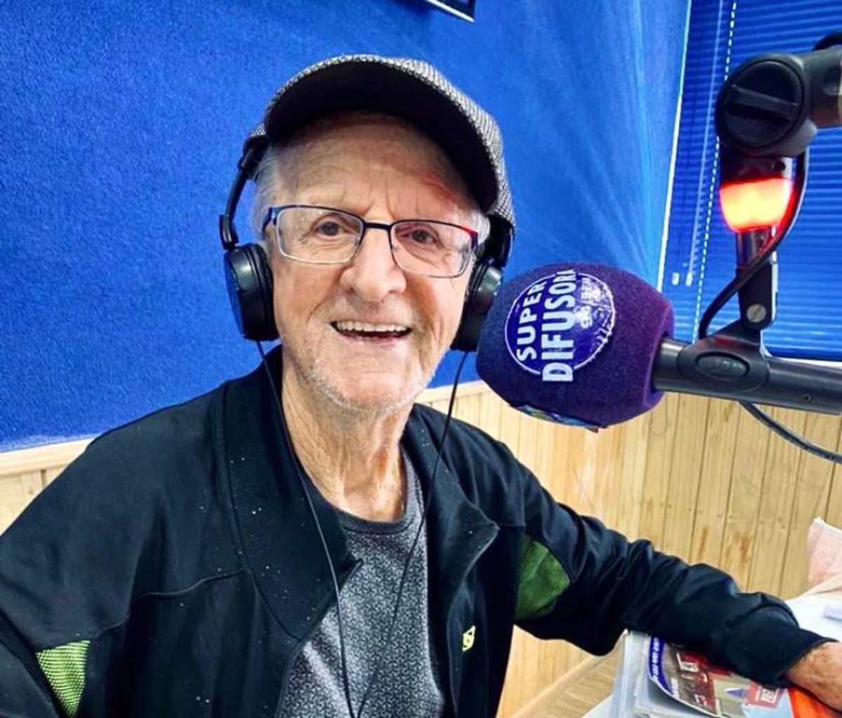 Radialista de 82 anos apresenta programa há seis décadas no interior de ...