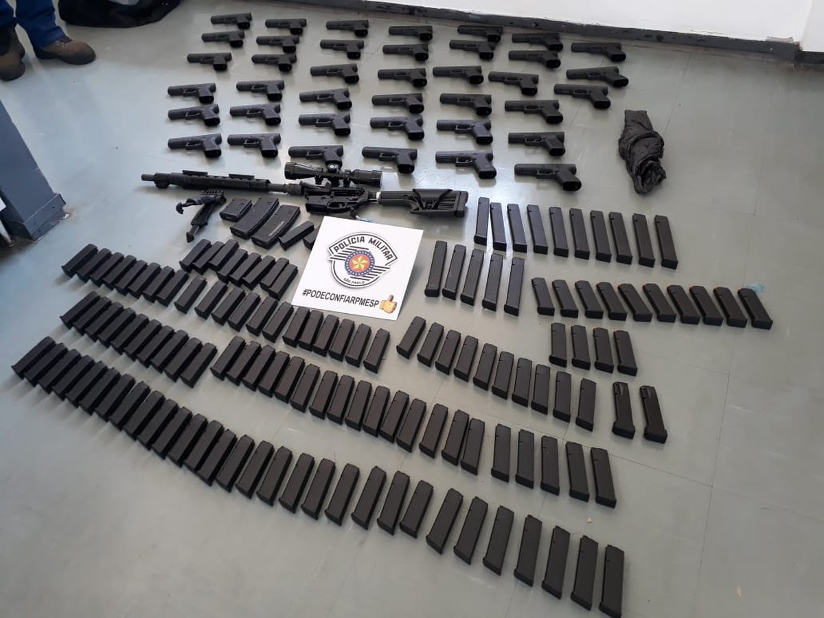 Mulher é Presa Com Quase 40 Pistolas E Fuzil Dentro De ônibus De Viagem