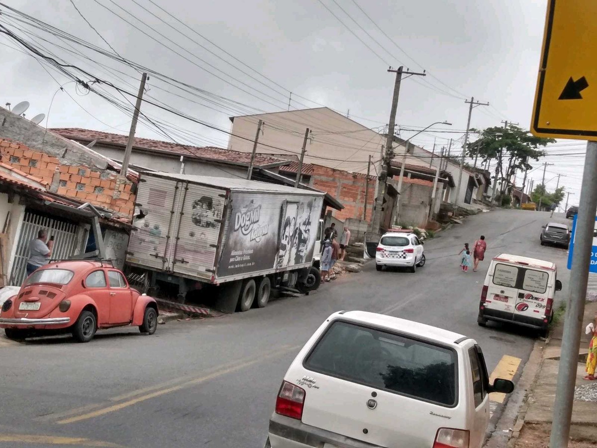 Caminhão desgovernado desce o morro de ré e atinge três casas em Taubaté, SP | Vale do Paraíba e ...
