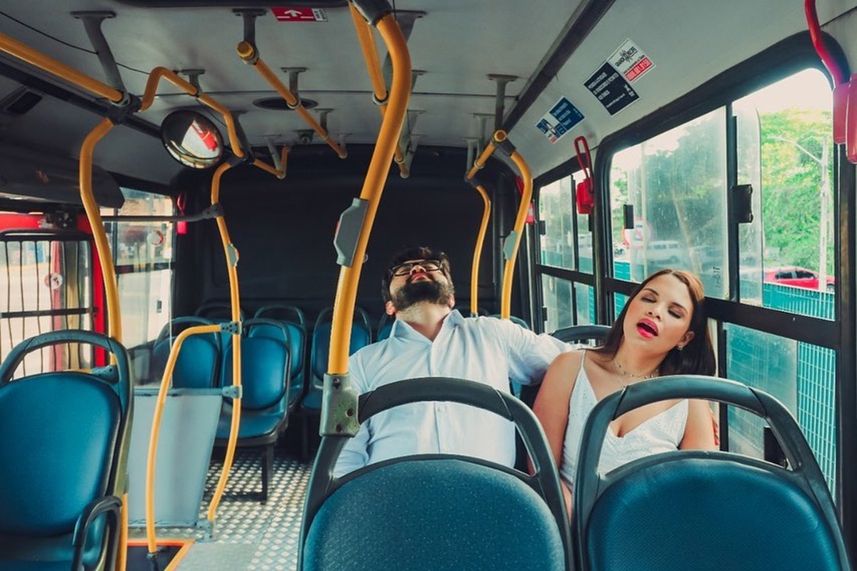 Casal que se conheceu em ônibus faz ensaio de casamento em terminal ...