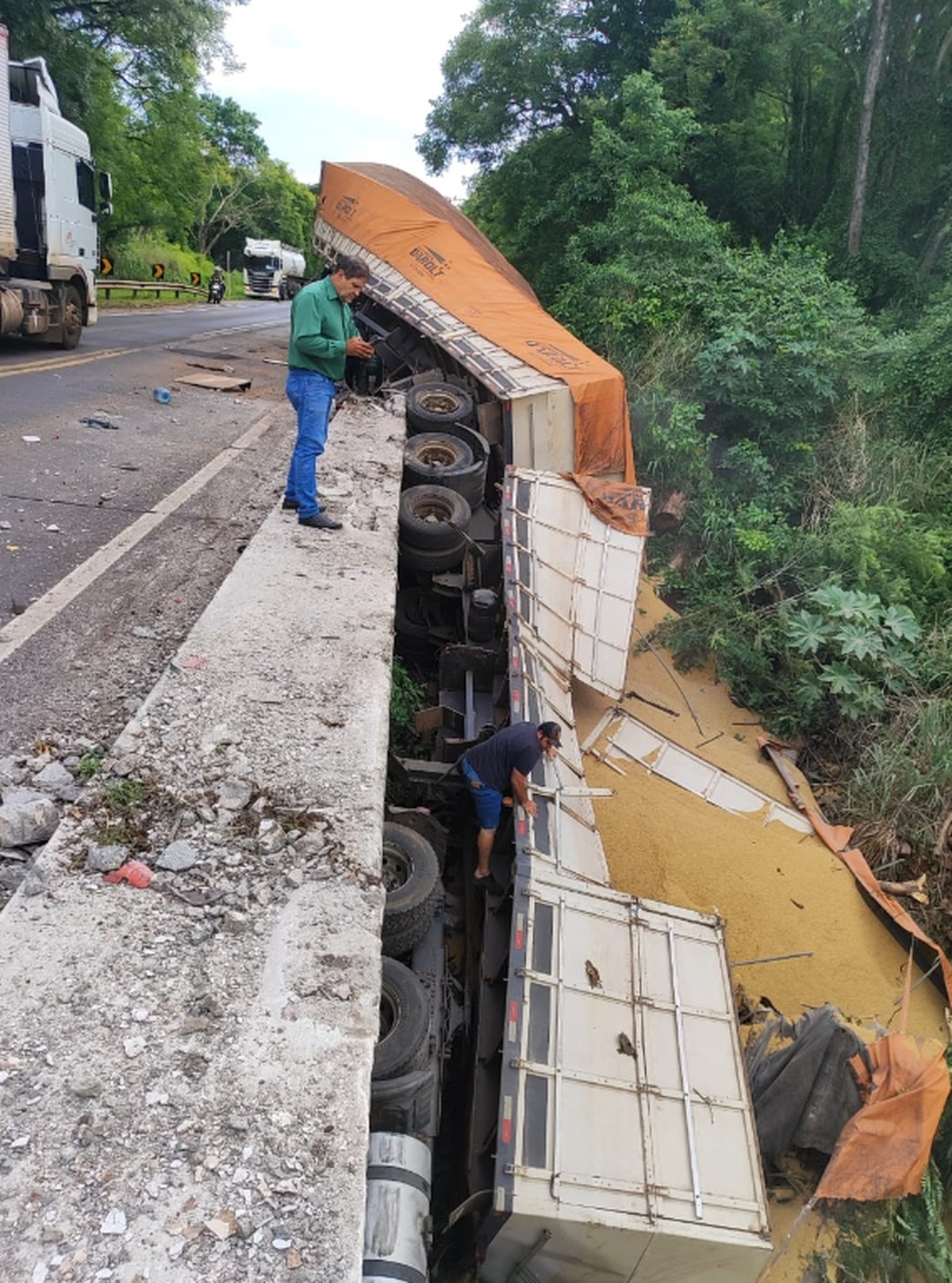 Carreta perde o freio, bate na traseira de caminhão e fica pendurada em ponte, em Santo Antônio ...
