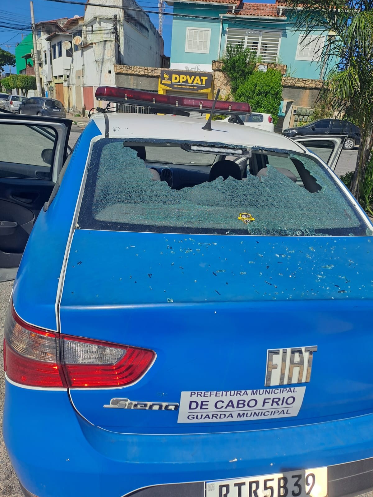 Guarda fica ferido após homem tacar pedra e quebrar vidro de viatura em ...