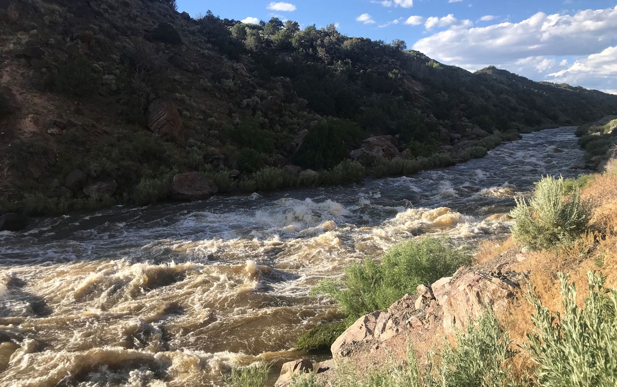 O rio onde milhares de imigrantes arriscam a vida em busca do sonho ...