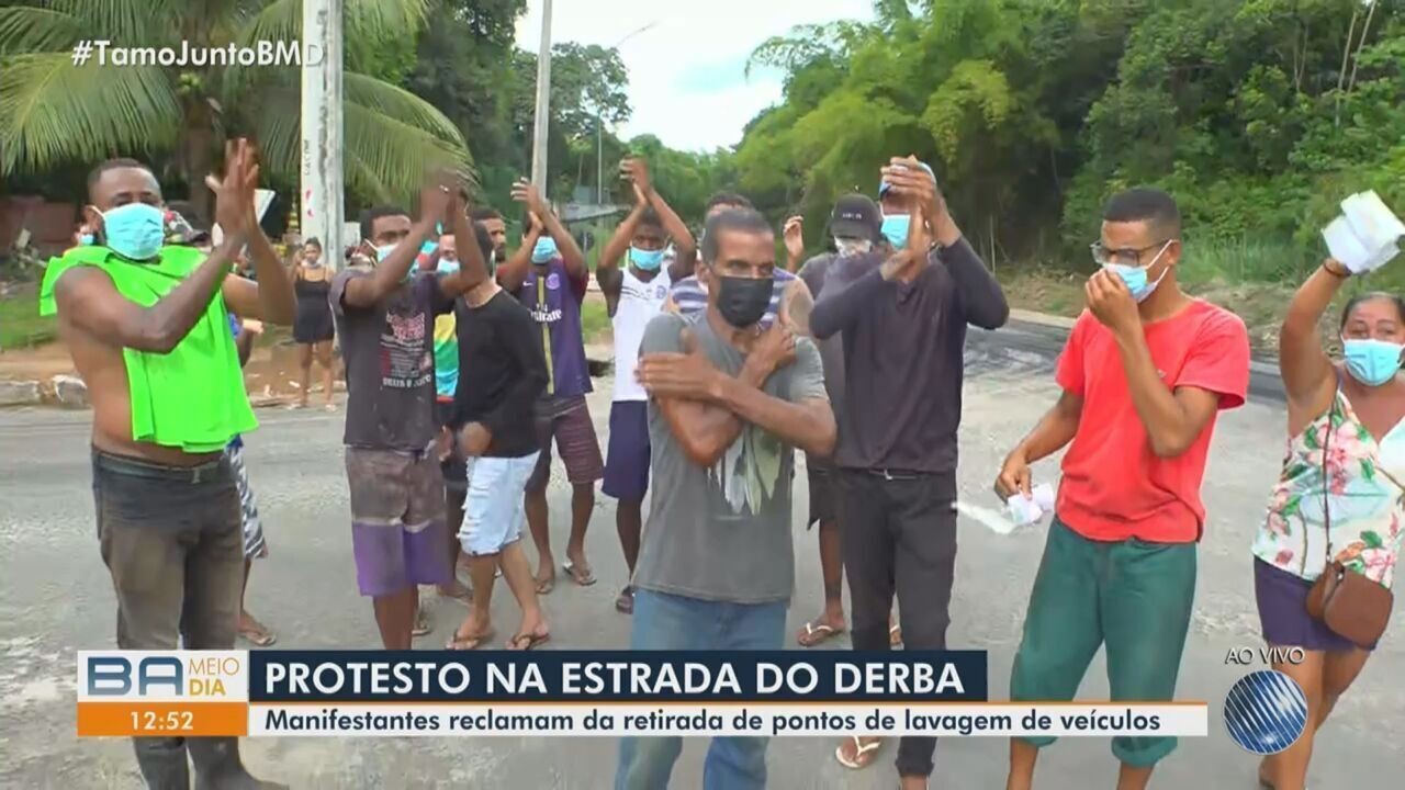 Pessoas que lavam automóveis às margens da Estrada do Derba protestam ...