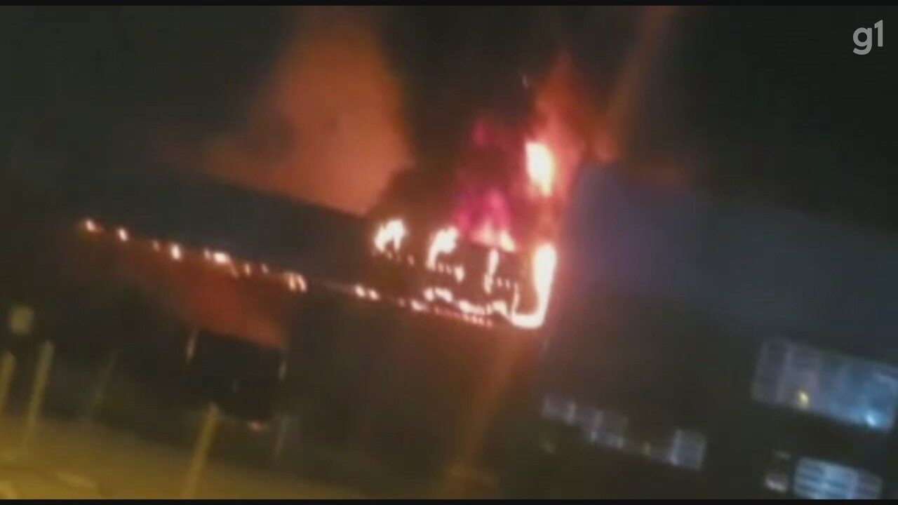 Incêndio de grandes proporções atinge a fábrica da Coca-Cola no litoral ...