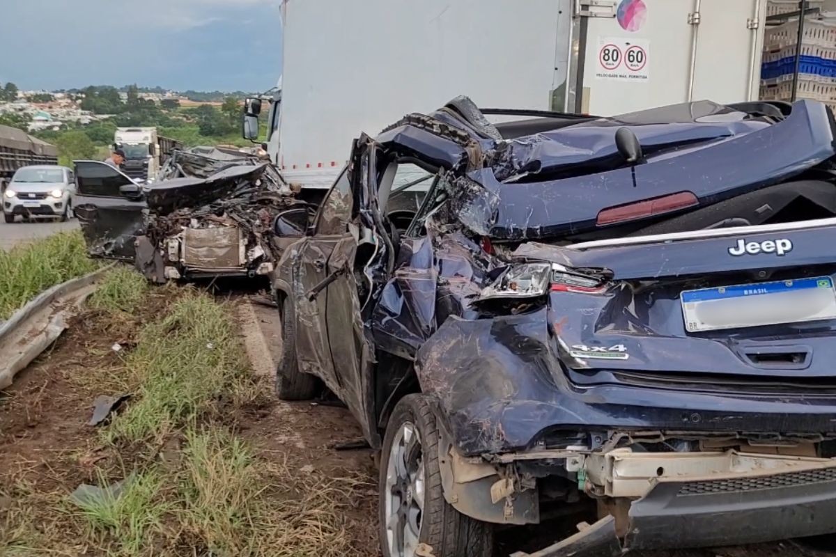 Engavetamento entre dois carros e três caminhões gera congestionamento BR-376 em Ponta Grossa ...