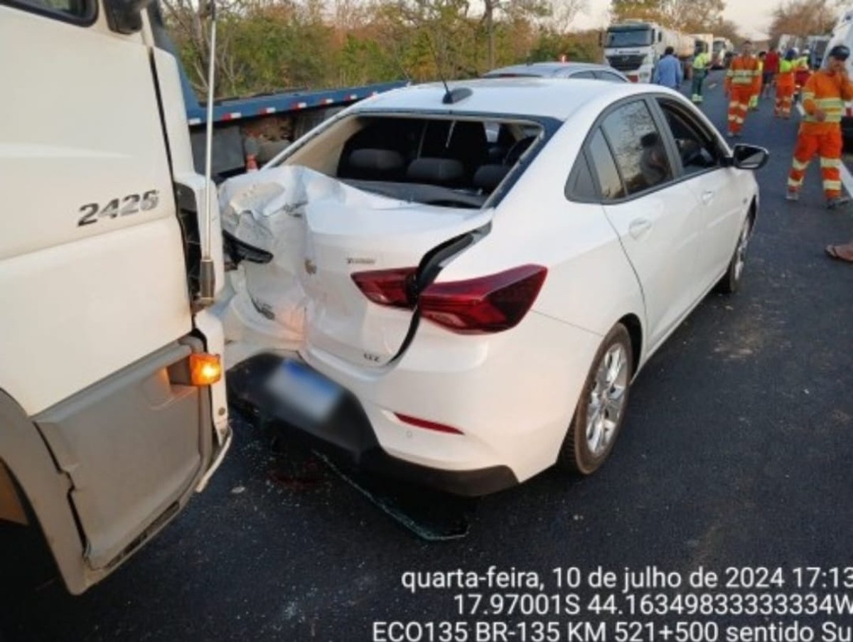 Engavetamento envolvendo caminhões e carros deixa uma pessoa ferida na BR-135 | Grande Minas | G1