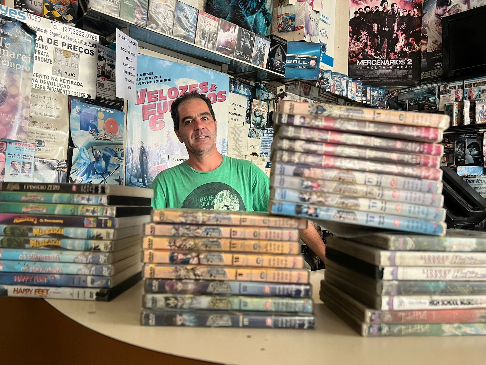 'Experiência única': locadora de DVDs resiste ao tempo e oferece mais ...
