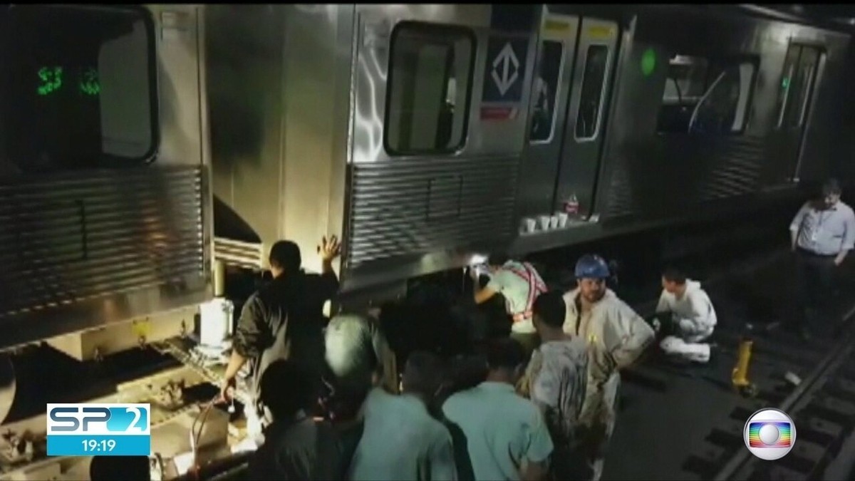 Cerca de 9 horas após descarrilamento, estações da Linha 1-Azul do ...