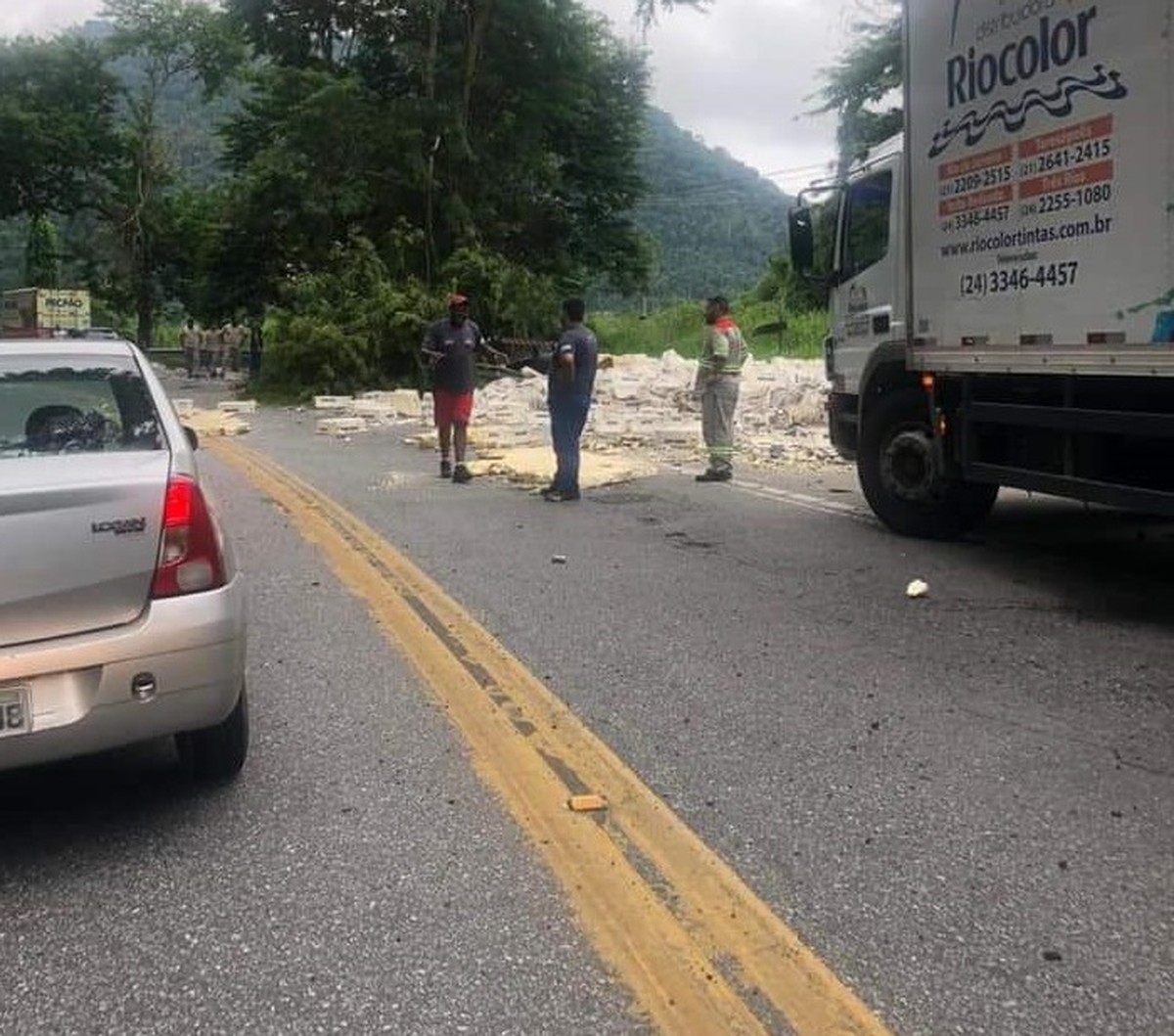 Mulher morre e homem fica gravemente ferido após caminhão tombar na BR-101, em Angra dos Reis ...