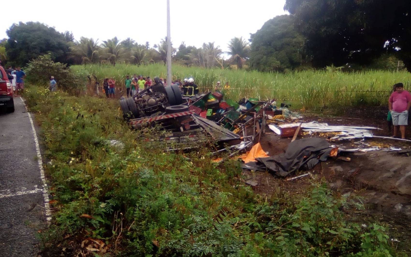 Dois morrem e seis ficam feridos após acidente com caminhão na BA-290; caminhão ficou destruído ...