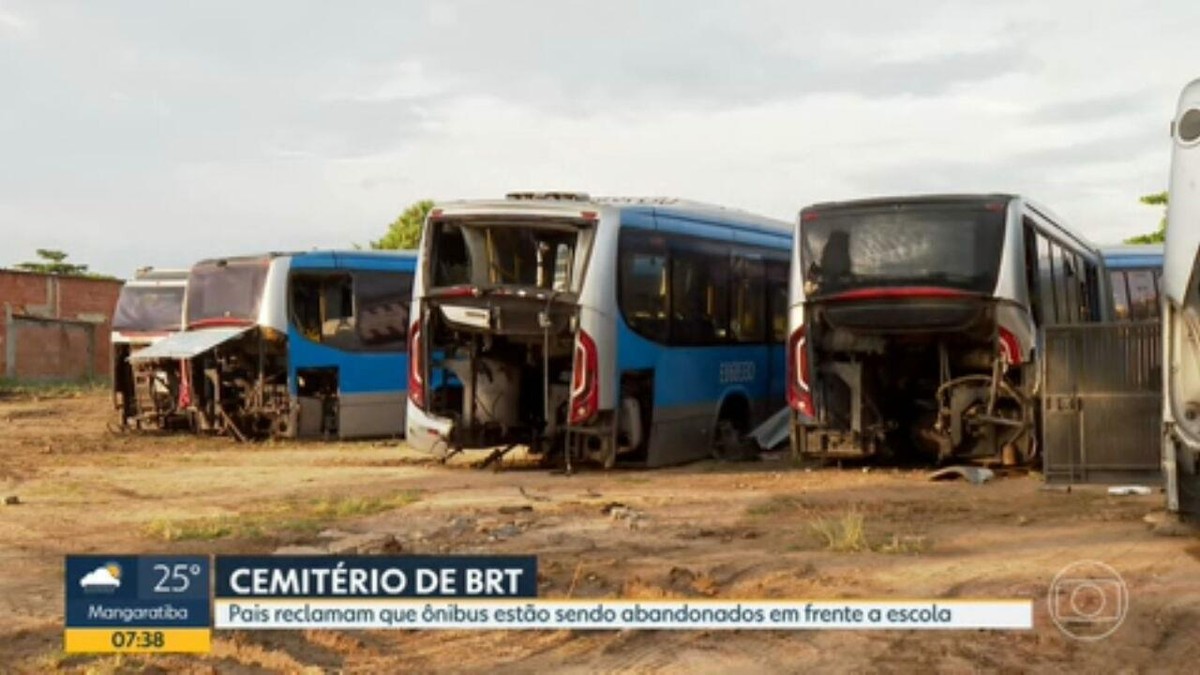 ‘Cemitério do BRT’: ônibus quebrados são abandonados em terreno vizinho a escola em Santa Cruz ...