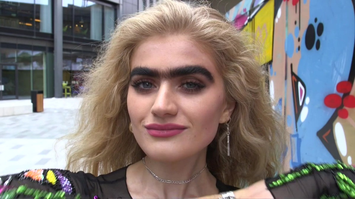 A modelo que desafia estereótipos de beleza ostentando 'monocelha'