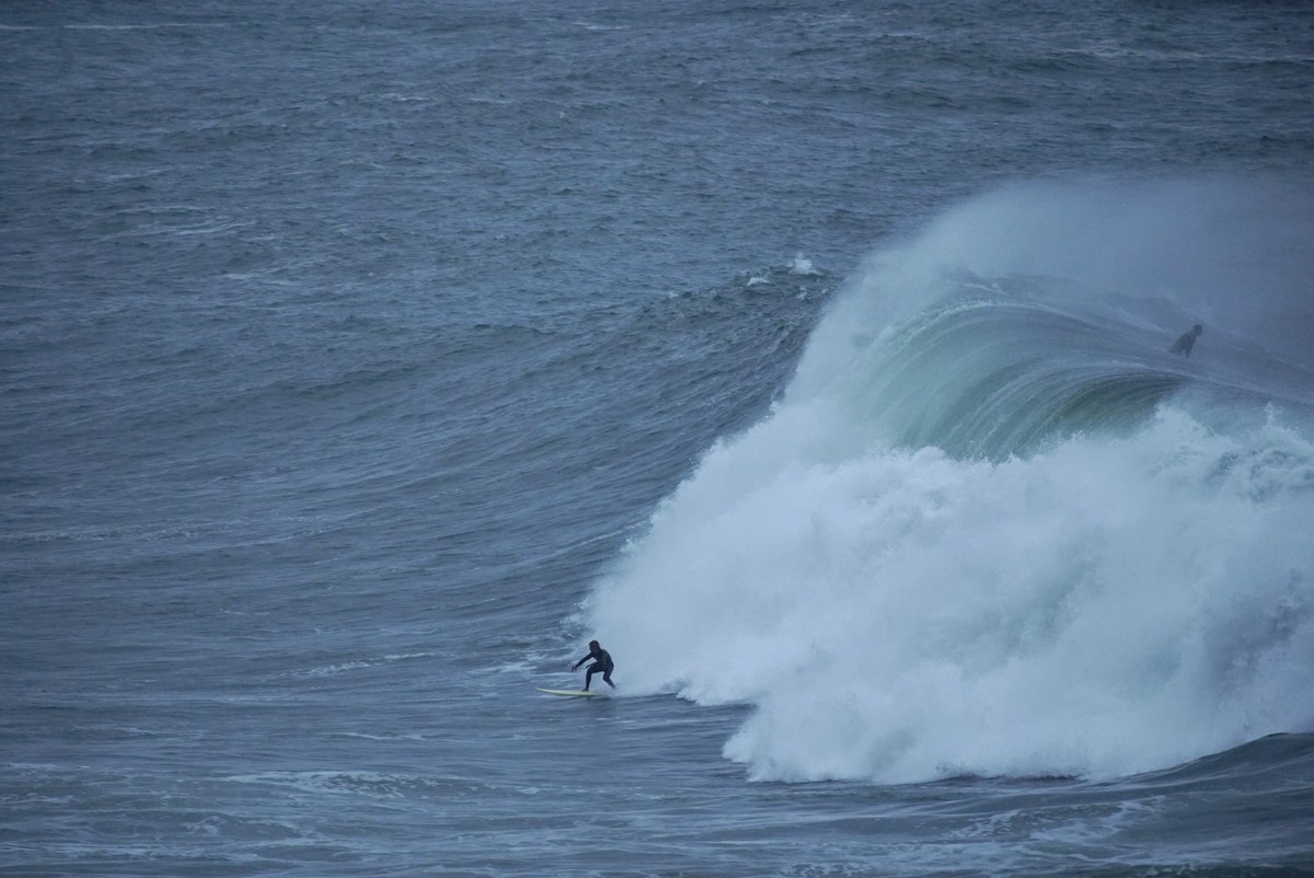 Ondas de até 3 metros na orla do Rio atraem surfistas no dia mais frio ...