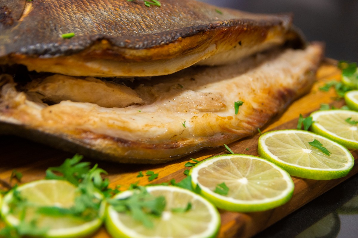 Aprenda a fazer tambaqui assado recheado com farofa de banana ...