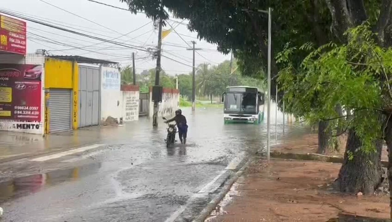 Chuva causa alagamento em ruas e avenidas de Natal; veja pontos | Rio Grande do Norte | G1