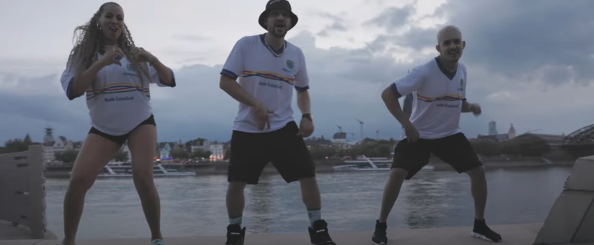 Alemão canta brega funk e veste uniforme de escola pública de ...