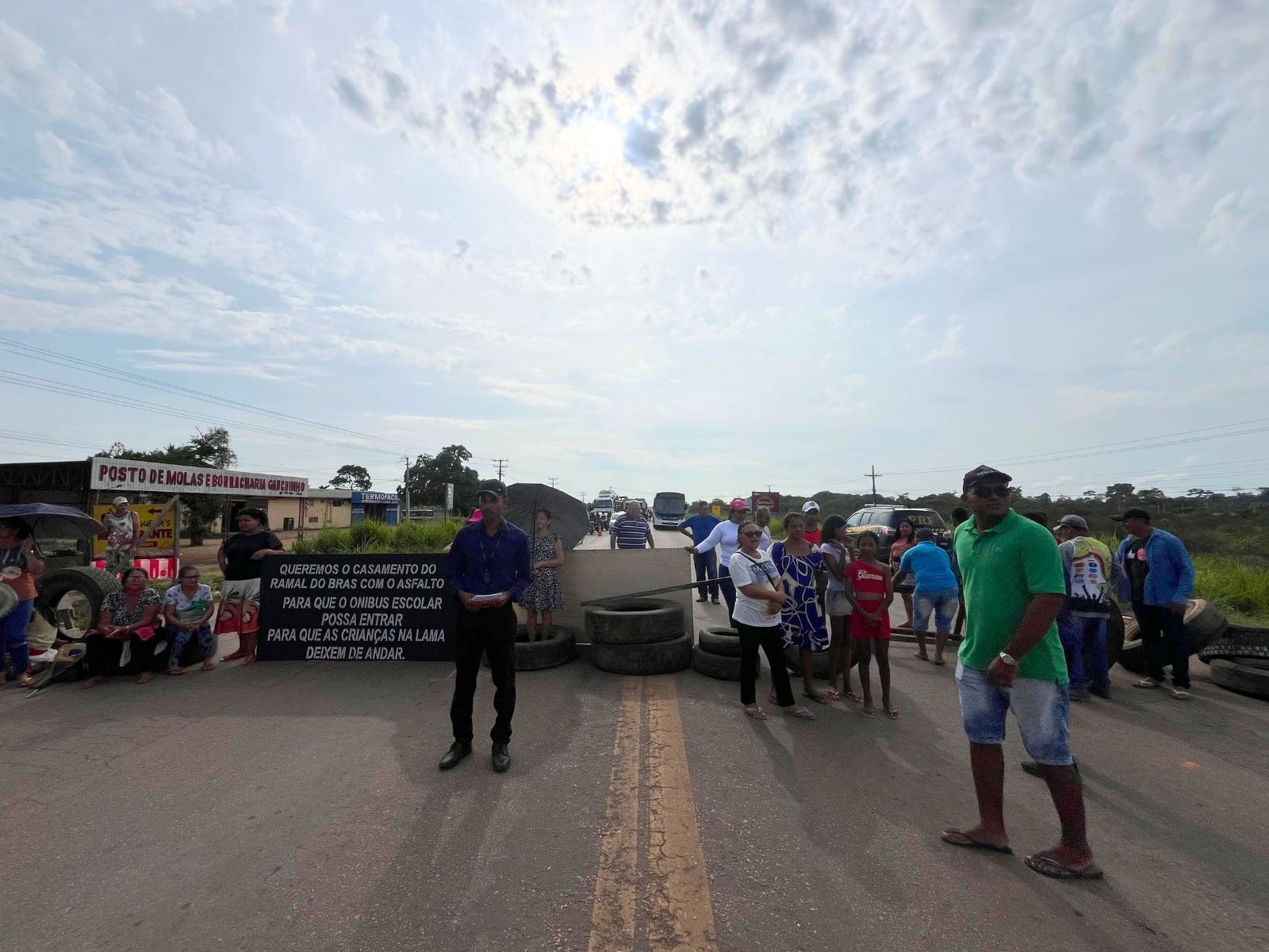 Moradores de ramal em Rio Branco reivindicam melhorias e voltam a fechar BR-364