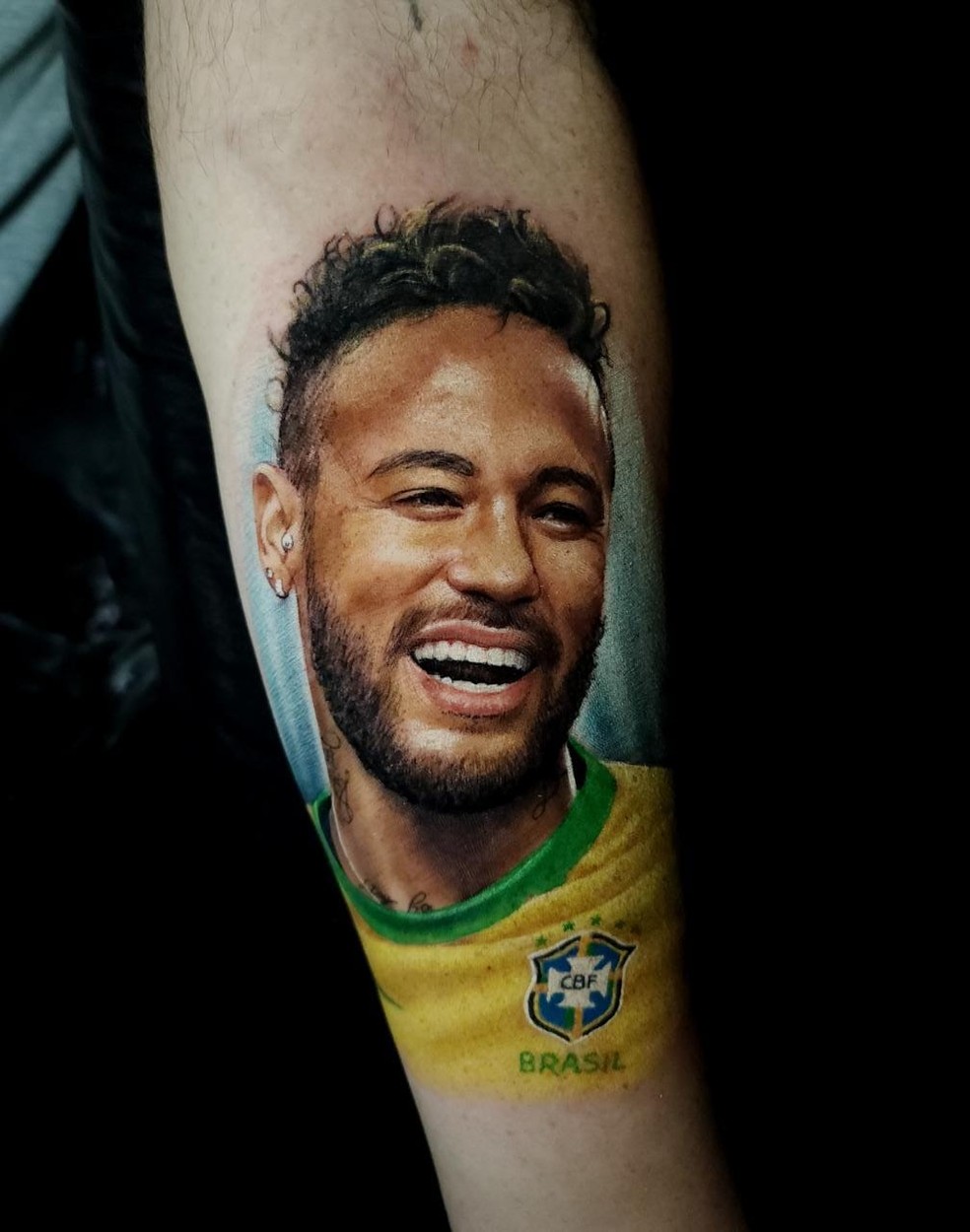 neymar tatuando