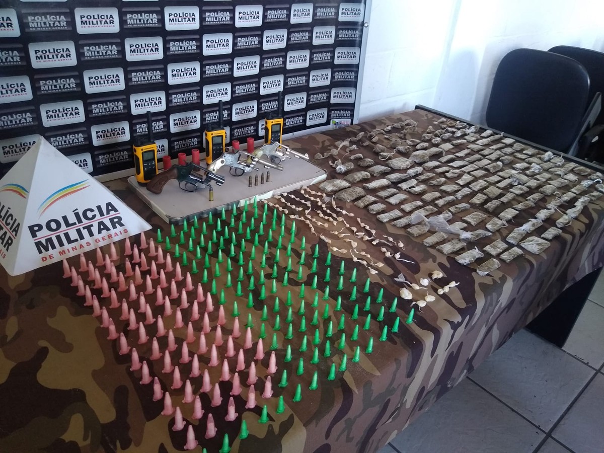 Pm Apreende Drogas Armas E Munições Próximo à Linha Férrea Em Juiz De