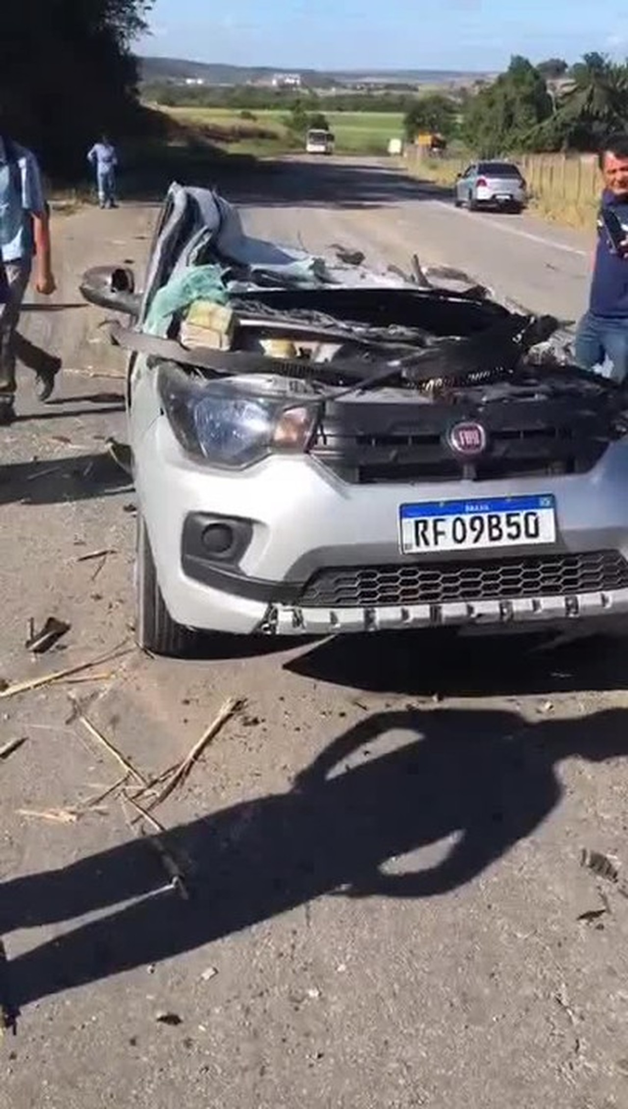 VÍDEO: Motorista fica preso às ferragens e sobrevive após carro ser esmagado por reboque ...