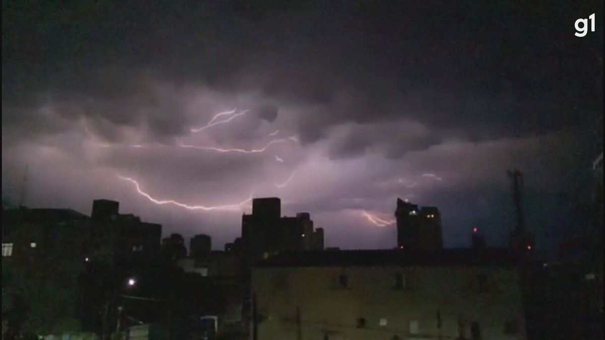 Tempestade com mais de 3,5 mil raios atinge o litoral de SP e moradores ...