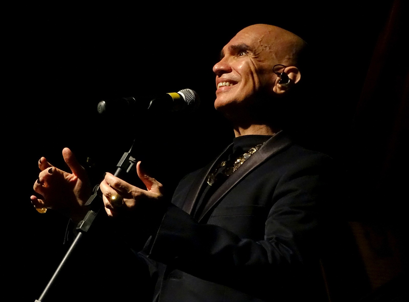 Edson Cordeiro vai do recital ao cabaré no show ‘Cantor’, pautado pela ...