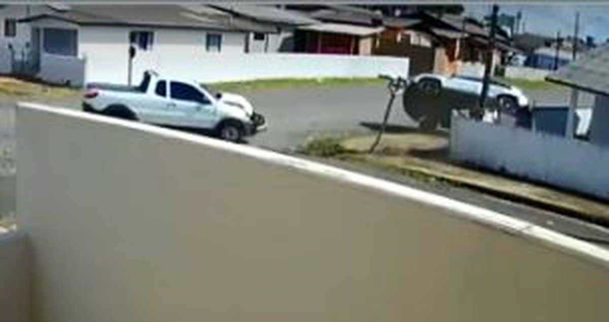 Vídeo mostra carro capotando após bater em outro veículo em SC | Santa ...