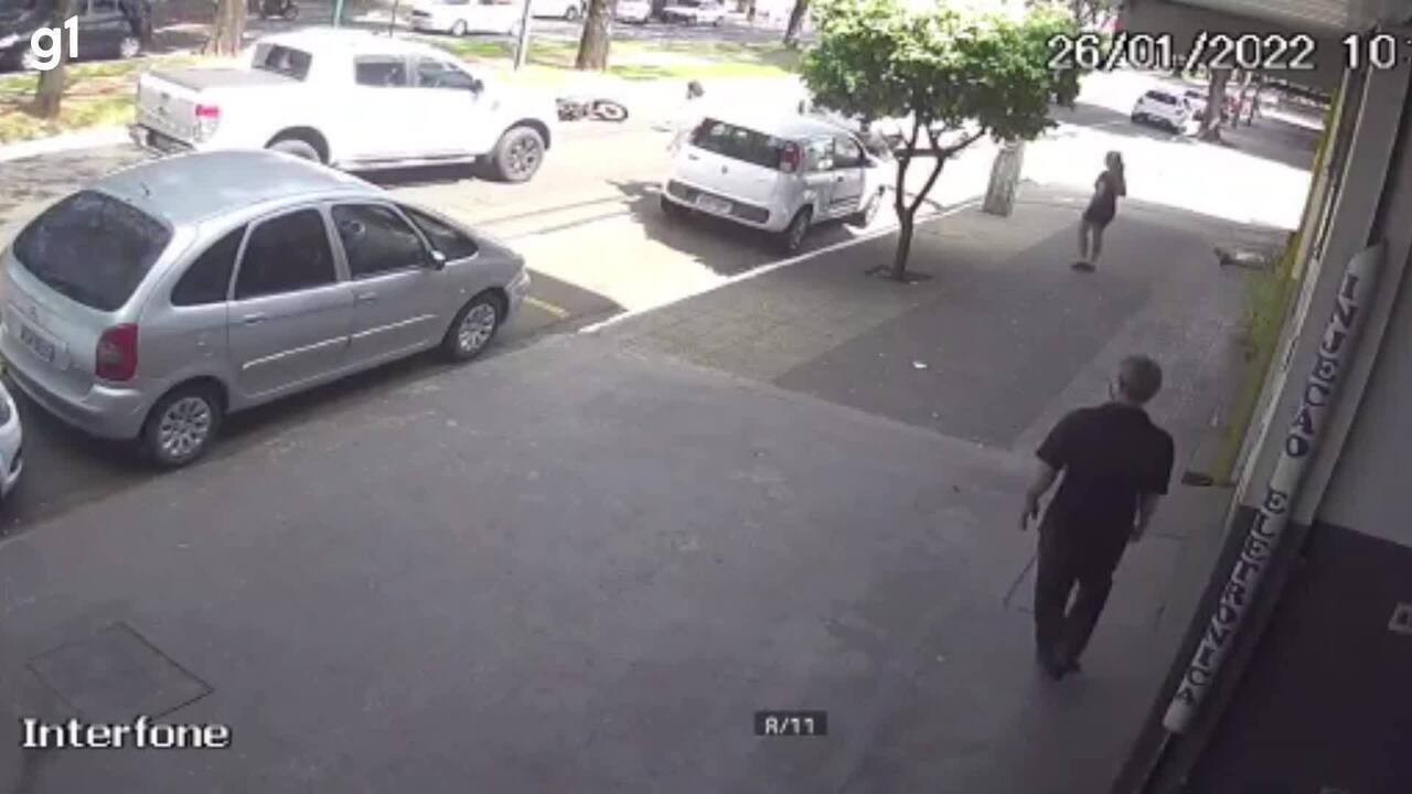 VÍDEO: Mulher é atropelada por moto ao tentar atravessar avenida de Maringá | Norte e Noroeste | G1