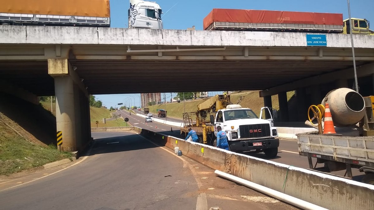 Obra em viaduto causa bloqueio parcial na Avenida Paraná, em Foz do ...