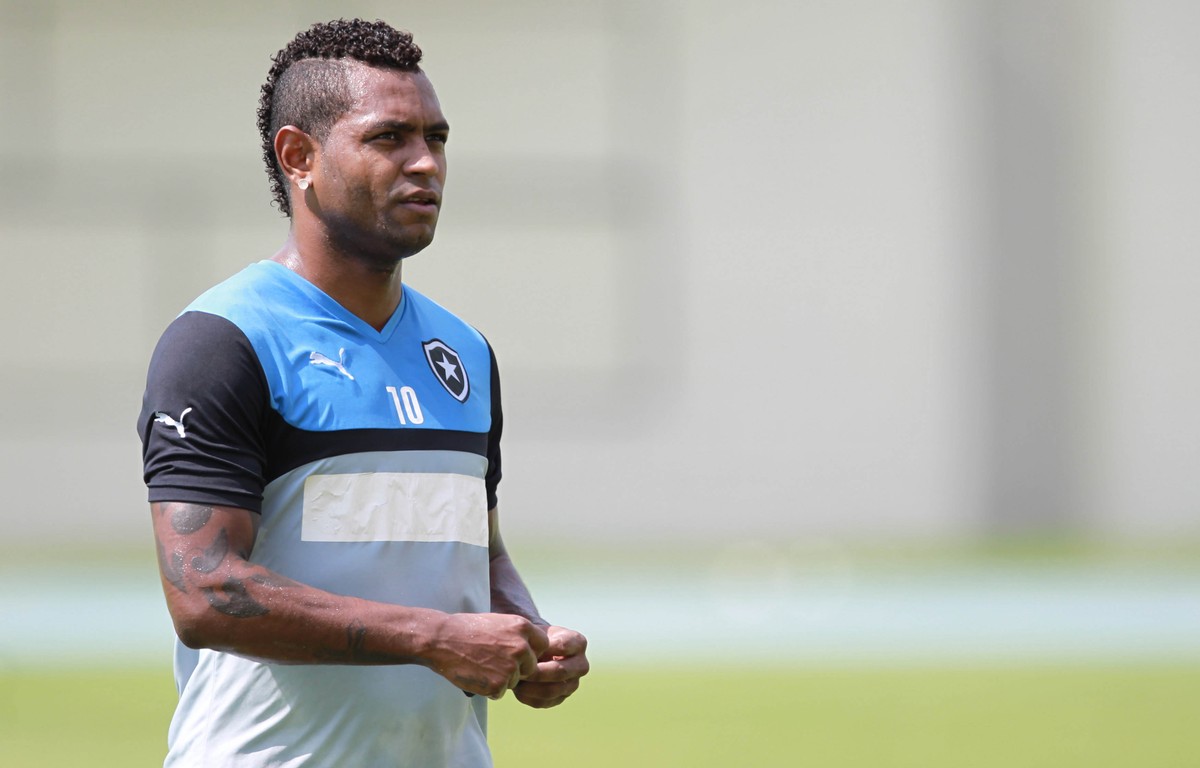 Ex-jogador Jobson volta para a prisão após determinação judicial