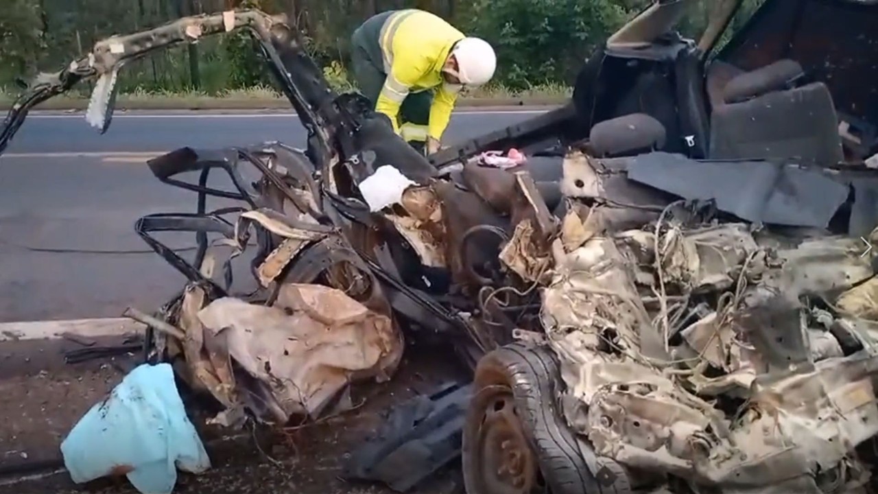 Acidente mata duas pessoas e deixa carro partido ao meio na BR-153 ...