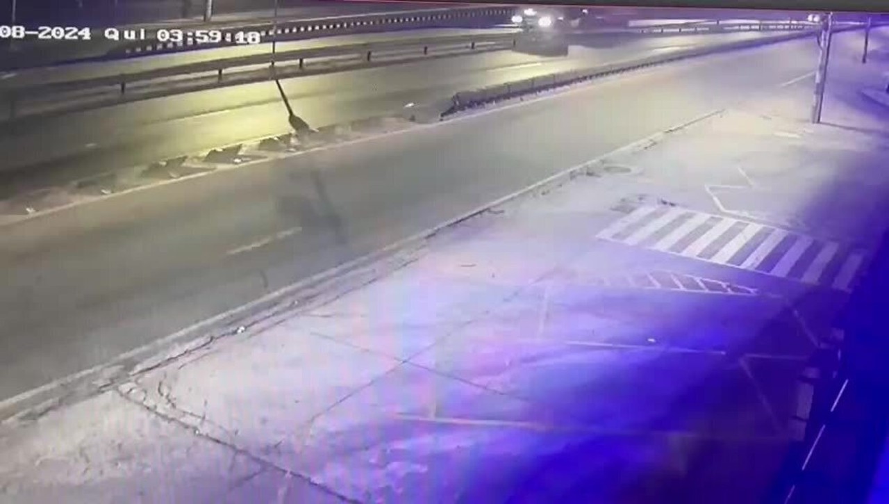 Motorista de carreta dorme ao volante e bate em mureta de concreto na Cardeal Eugênio Pacelli ...